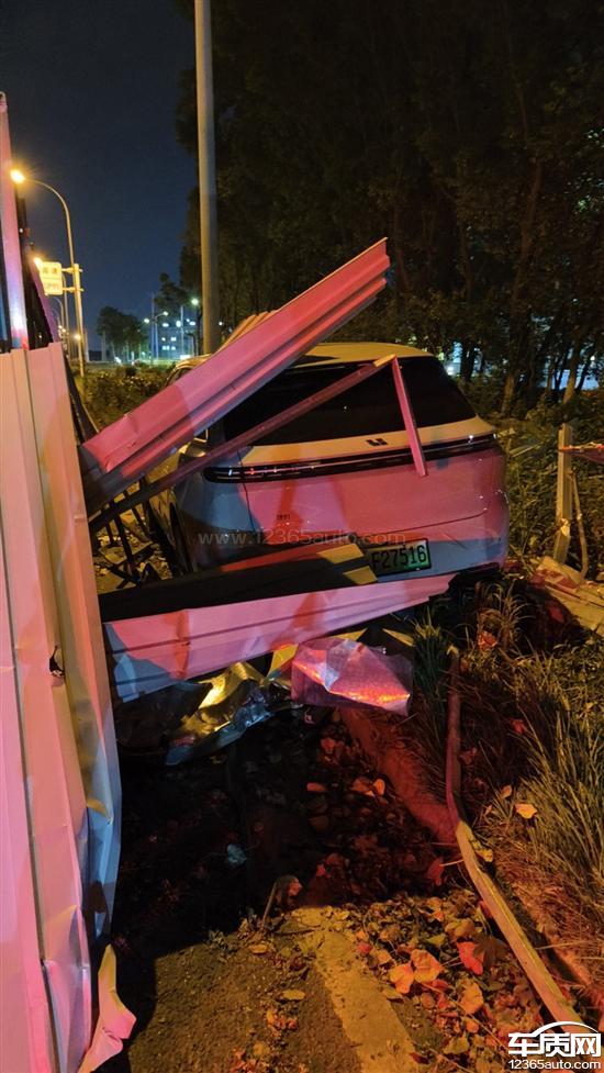 理想L6 NOA状态自动降级LCC导致事故-新浪汽车