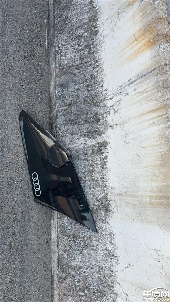 一汽奥迪Q2L车辆C柱外饰板行驶中脱落-新浪汽车