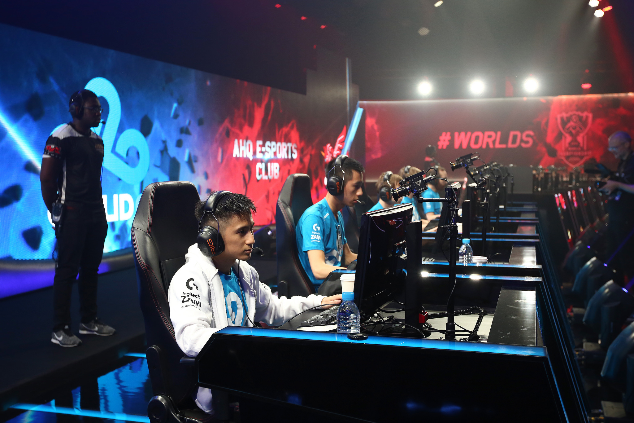 10月1日小组赛第二场C9 vs AHQ_新浪游戏_手机新浪网