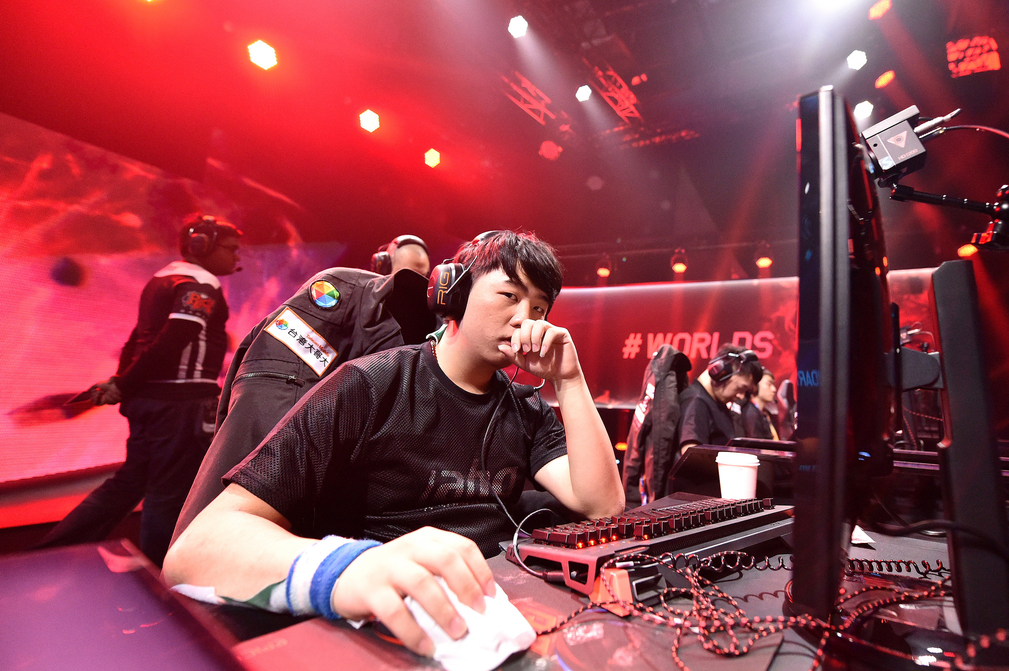 10月1日小组赛第二场C9 vs AHQ_新浪游戏_手机新浪网