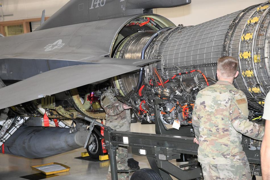 留园网-美国F16战斗机更换发动机：整体塞进飞机尾部 -6park.com