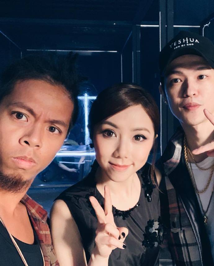 邓紫棋MV花絮照蹲地嗅假花 头发蓬乱眼神恍惚气氛诡谲 (10图) -6park.com