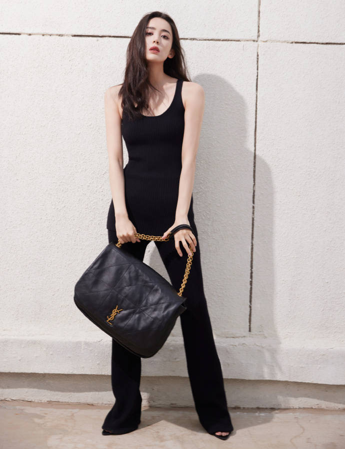 組圖：古力娜紮穿黑色背心在街頭拍大片 肌膚白皙狀態佳 - 新浪香港