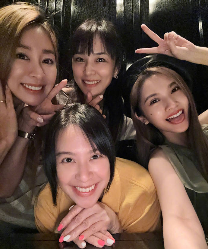 組圖：楊丞琳曬4inlove重聚合照 姐妹四人燦笑比耶感情好 - 新浪香港