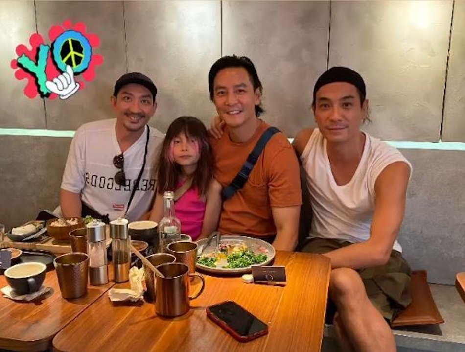 組圖：吳彥祖夫婦帶女兒見老友 10歲吳斐然正臉照曝光打扮前衛 - 新浪香港