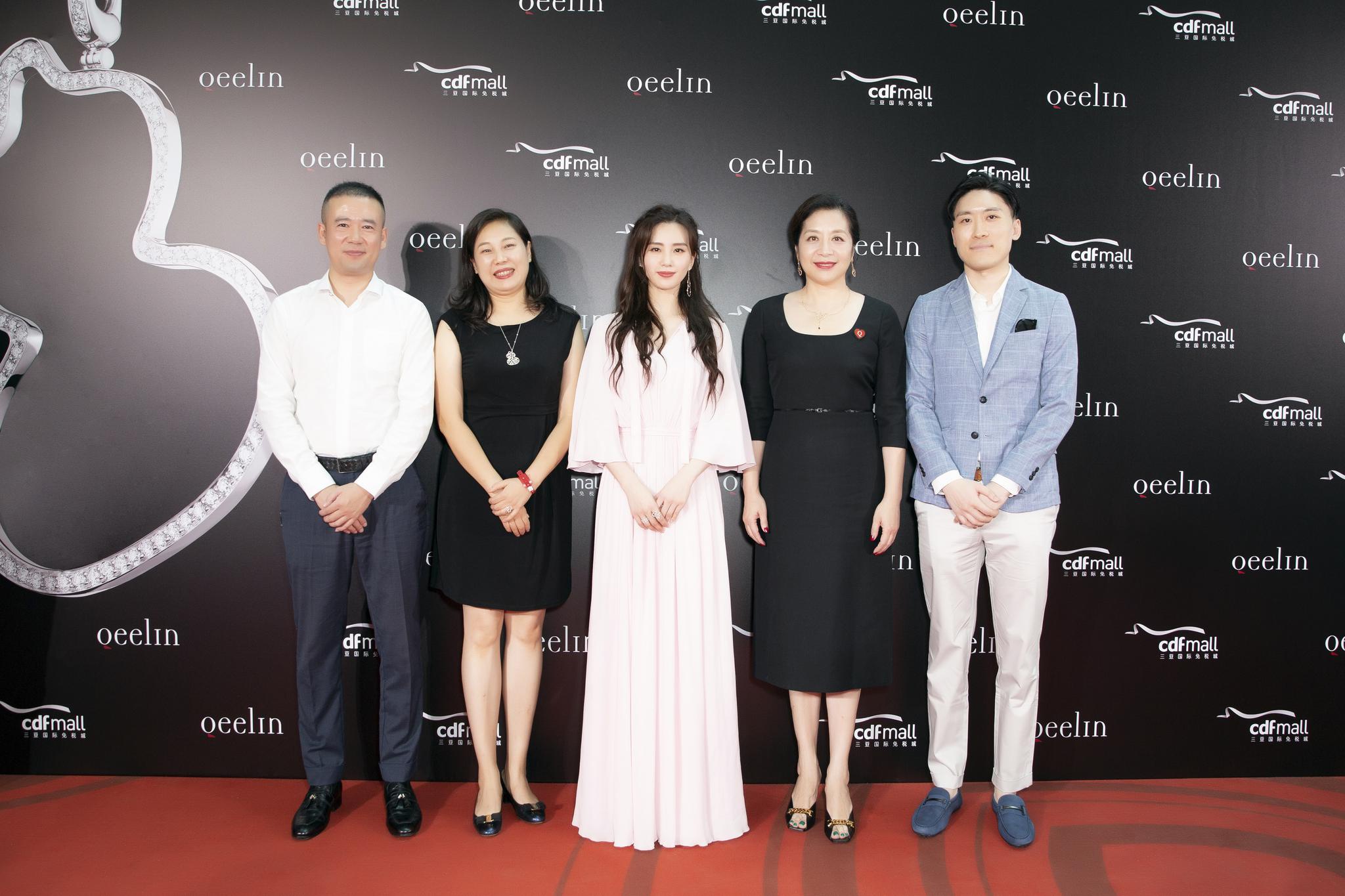 Qeelin代言人刘诗诗现身Powerful Love主题装置展 飘逸长裙缀以经典Wulu系列珠宝|Qeelin|刘诗诗_新浪时尚_新浪网