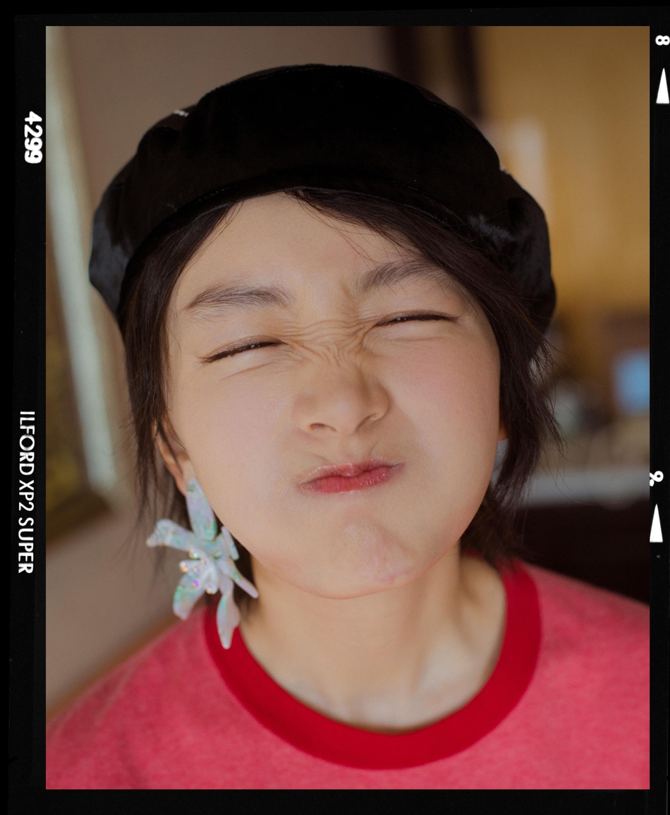 明星爱大牌：周冬雨粉嫩造型甜美俏皮 (8图) -6park.com