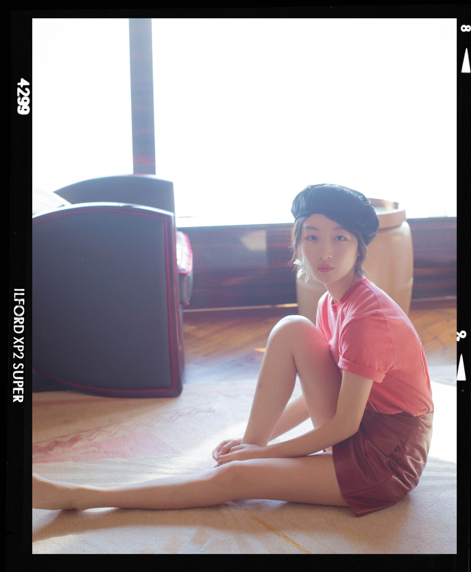 明星爱大牌：周冬雨粉嫩造型甜美俏皮 (8图) -6park.com