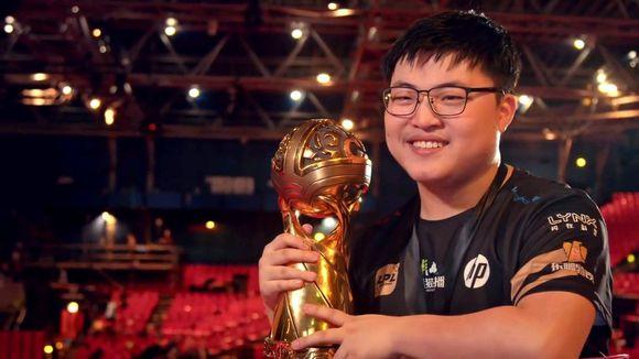 史上第一ADC的可黑之处很多，从OMG到QG皇族UZI被称为四姓家奴