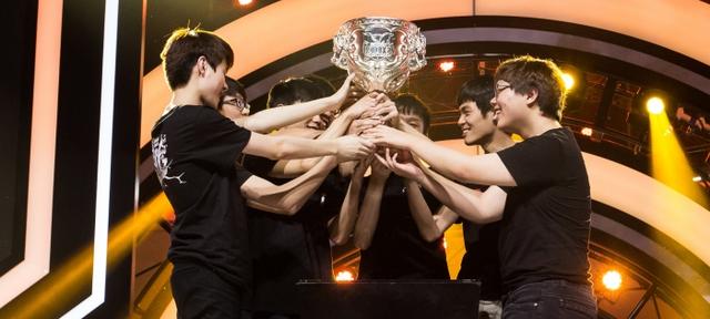 LOL历史上的今天，EDG击败LGD摘得2015年春季赛冠军！|春季赛|冠军|历史_新浪新闻