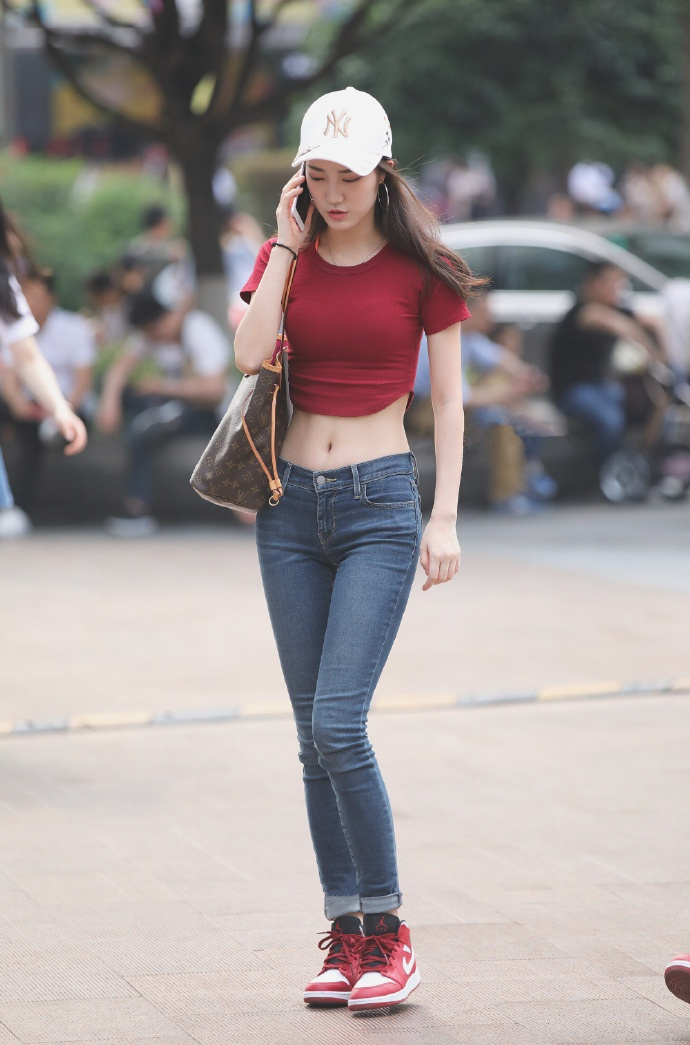 街拍露脐美女的紧身衣好瞩目完美身材性感迷人又韵味十足