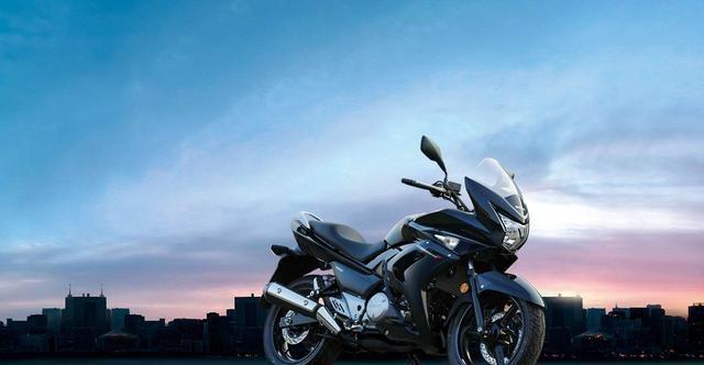 豪爵铃木GW250和GW250F哪个更好？车友：长途摩旅就选它省油！