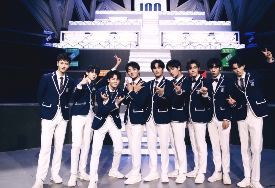 unine九人合照图-千图网