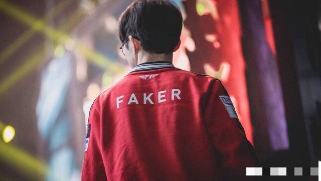 Faker心酸回头瞬间：S4直播回头无人！S7泪别冠军！亚运无奈银牌|银牌|冠军|赛场_新浪新闻