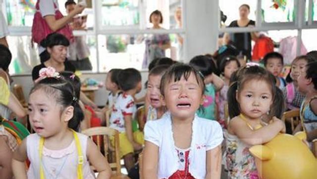 孩子第一天上幼儿园,哭闹不进校?三个方法减轻孩子的分离焦虑