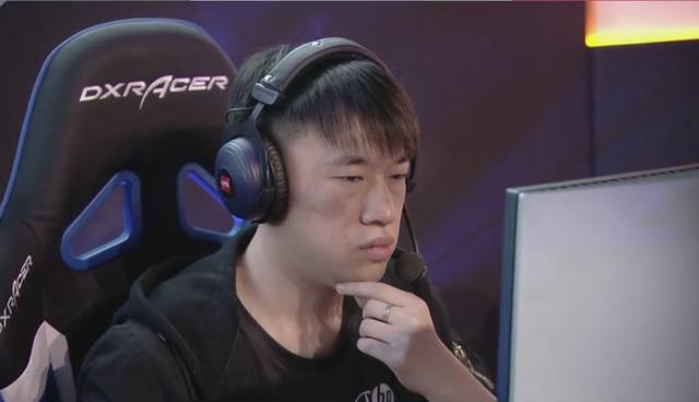 RNG微表情：亮压缩的Uzi很开心，小虎满脸凝重，AJ先笑后哭