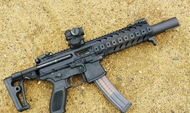 差一点就取代了经典名枪MP5的 SIG MPX冲锋枪
