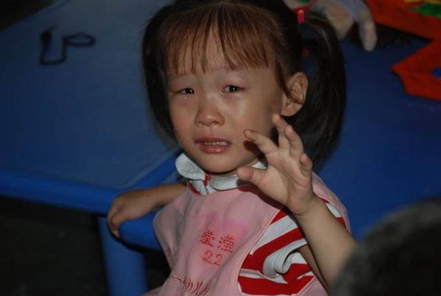 孩子第一天上幼儿园,哭闹不进校?三个方法减轻孩子的分离焦虑