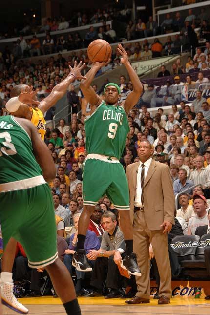 NBA5大最羞辱对手的动作：艾弗森跨泰伦卢，最后一位直接退役