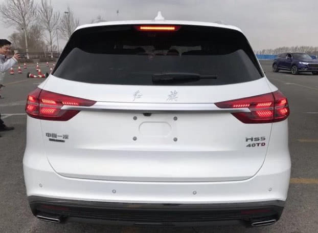 国内首台白色红旗HS5到店，比奥迪Q5大气，网友：还买啥路虎？