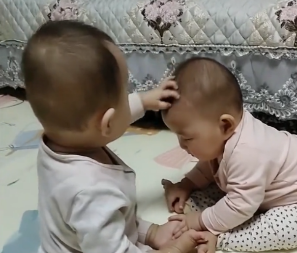 哥哥摸妹妹的头，把萌娃惹生气了！网友：头不能乱摸的啊妹妹哥哥宝宝新浪新闻