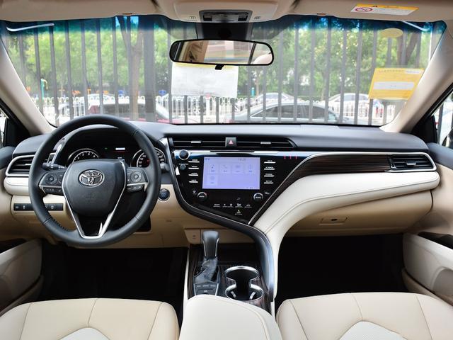 2019款丰田凯美瑞加配不升价，2.5L+8AT标配十气囊，网友：良心