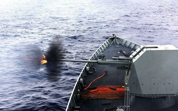 炮口的秘密：055大驱130舰炮取消制退器，射程为何能大增？