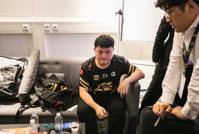 UU妹晒合照，Uzi陪网红女友看电影，网友：心疼MLXG