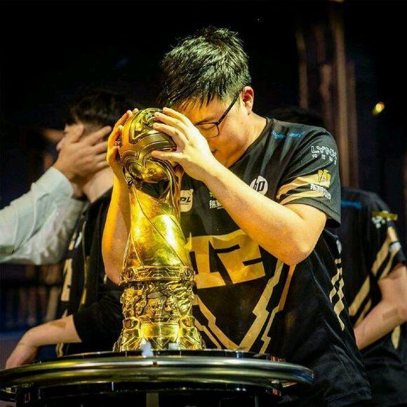 史上第一ADC的可黑之处很多，从OMG到QG皇族UZI被称为四姓家奴