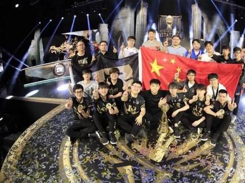 LOL：RNG粉丝自制S8冠军皮肤？这个金色的VN绝对有200斤！|金色|皮肤|粉丝_新浪新闻