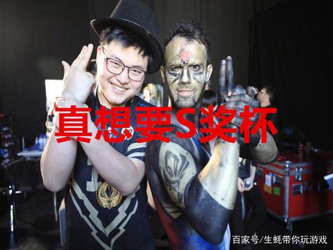 RNG战队队服上印UZI高举S8冠军奖杯，LPL观众：冠军也偷！|高举|队服|奖杯_新浪新闻