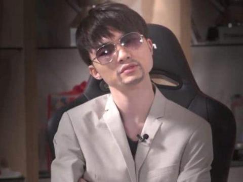 SKT队员赛后集体膜拜Faker，用经典手势致敬！|战队|赛区|手势_新浪新闻