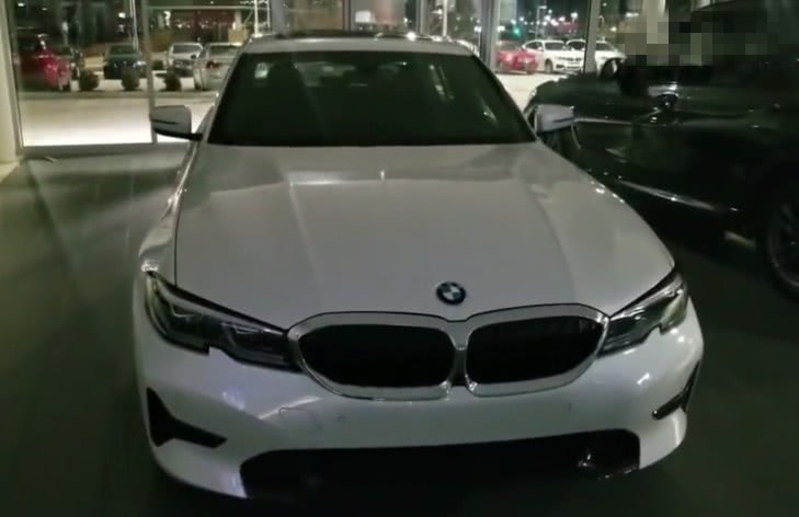 新款宝马3系到店，配天使之翼迎宾灯，价格让人放弃奥迪A4L