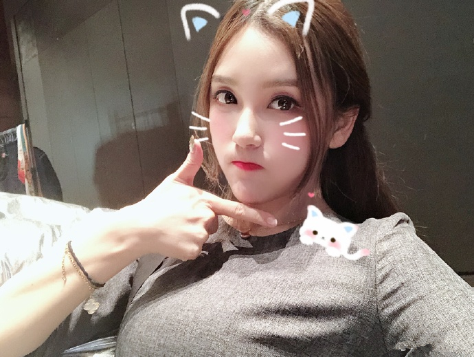 Rita晒照无意暴露好身材，余霜：大！LOL玩家：好大！