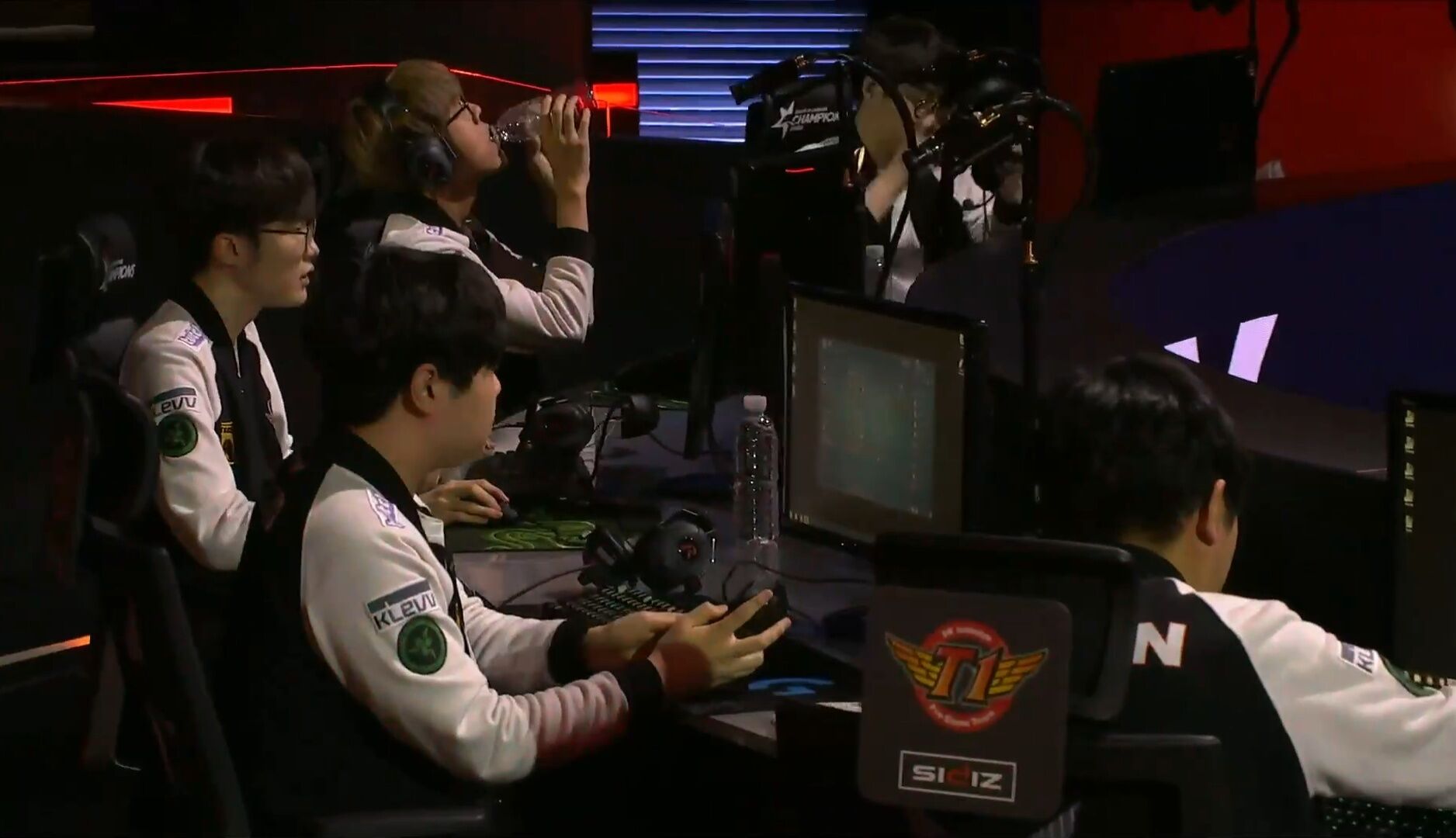 SKT2-0HLE，Faker塞恩车技太烂笑晕众人，T皇虽败犹荣