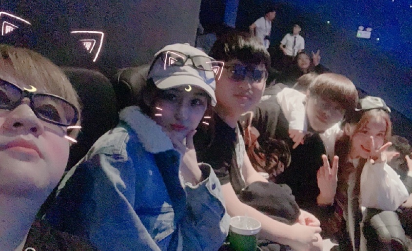 与Uzi凌晨看电影，UU妹晒大合照，网友：小狗可以退役了|小狗|退役|看电影_新浪新闻