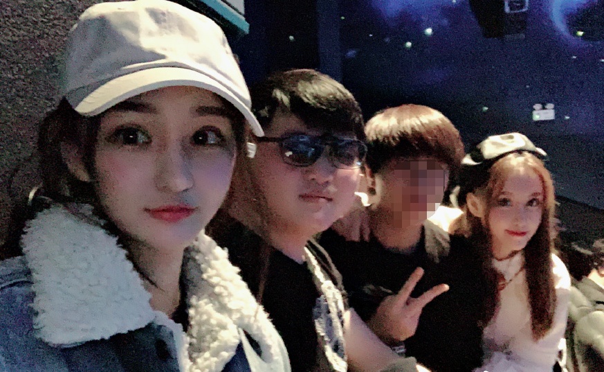 UU妹晒合照，Uzi陪网红女友看电影，网友：心疼MLXG