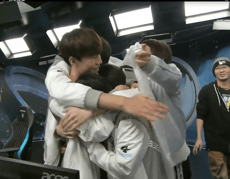 IG零封FNC夺冠, Rookie哭了, LPL史上第一个全球总决赛冠军!|冠军|总决赛|赛区_新浪新闻