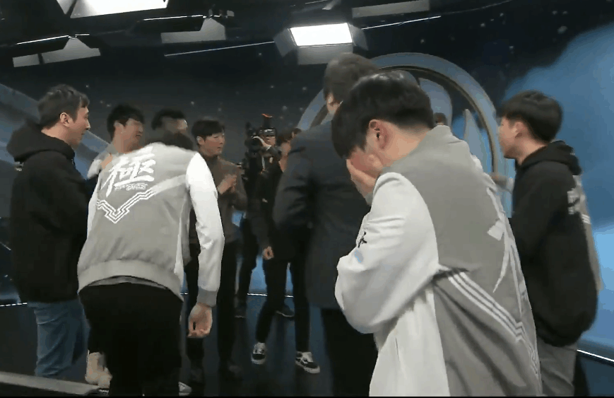 IG零封FNC夺冠, Rookie哭了, LPL史上第一个全球总决赛冠军!|冠军|总决赛|赛区_新浪新闻