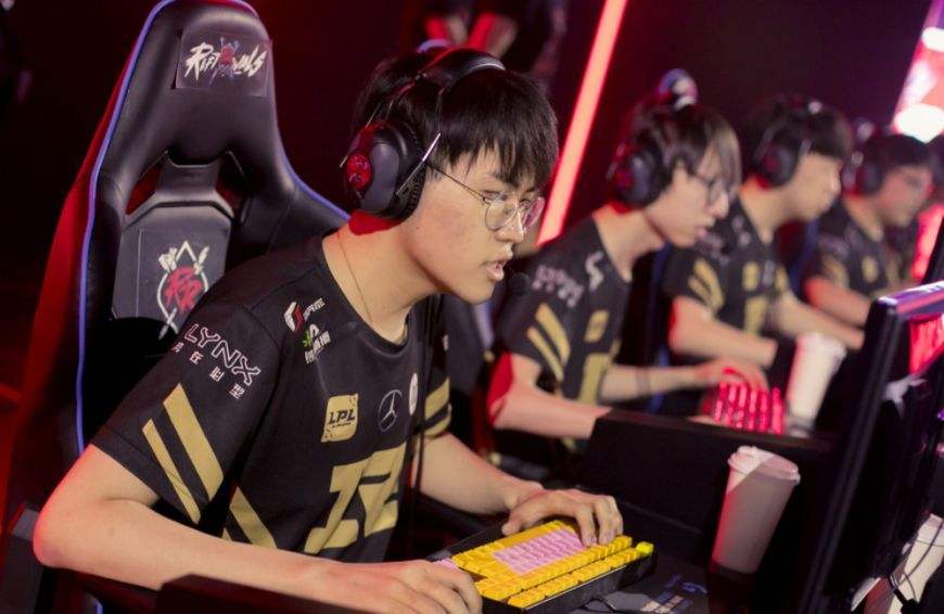 RNG姿态女友晒火辣身材，大长腿霸屏，网友：仙女下凡|仙女|下凡|姿态_新浪新闻