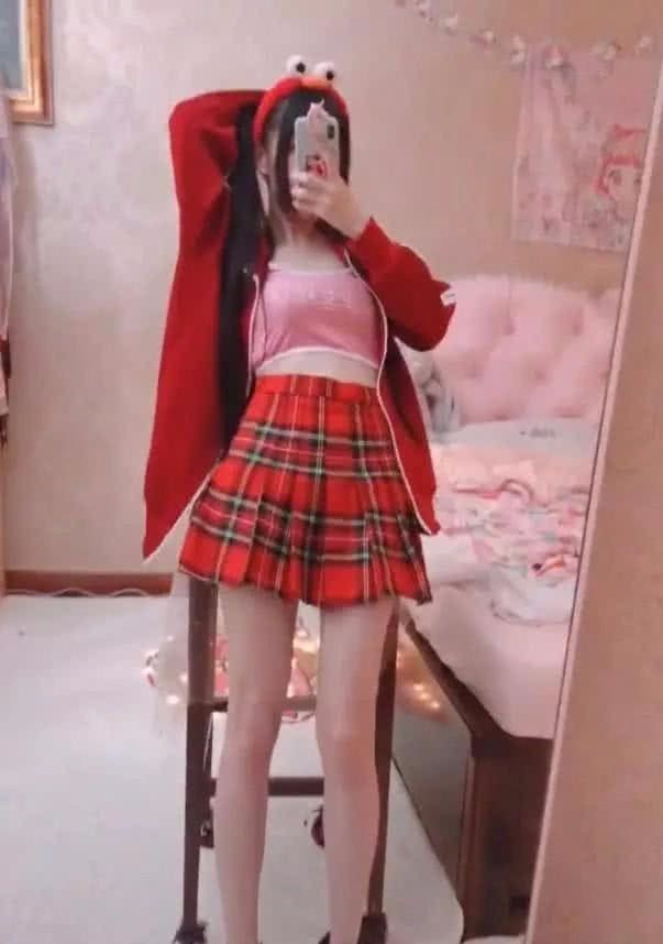 抖音蔡萝莉秀2米“牙签腿”,上衣却只有15厘米