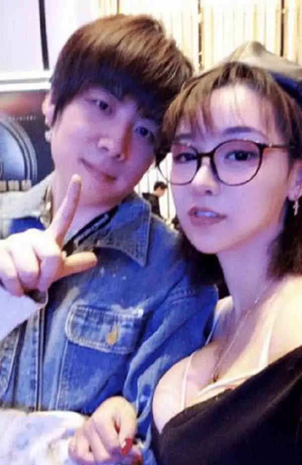 IG比赛赢了，之后，一位女主播米兰和Yhe shy的合照火了