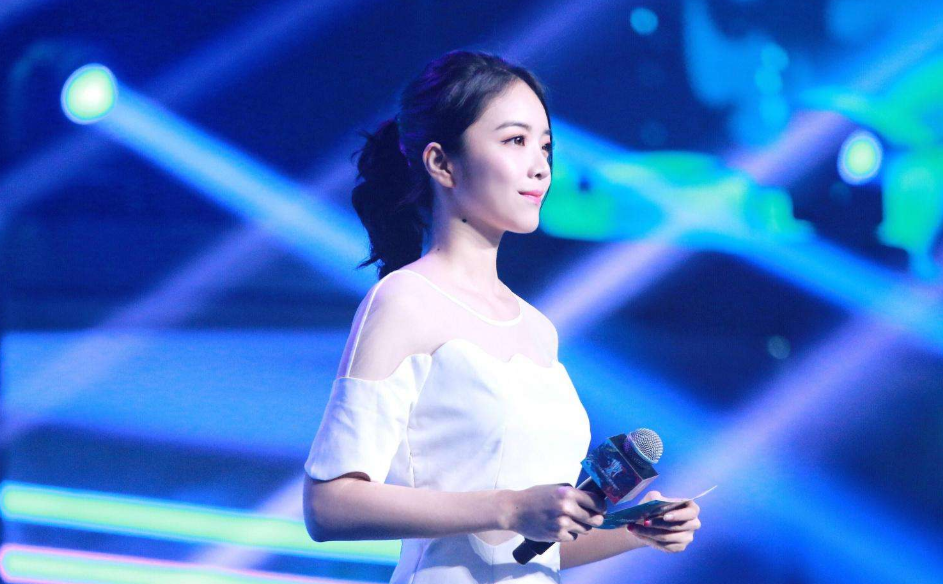 LOL：LGD主场喜提新人女主持NARA，盘点LPL那些美女主持解说！