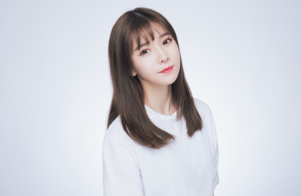 LOL：LGD主场喜提新人女主持NARA，盘点LPL那些美女主持解说！