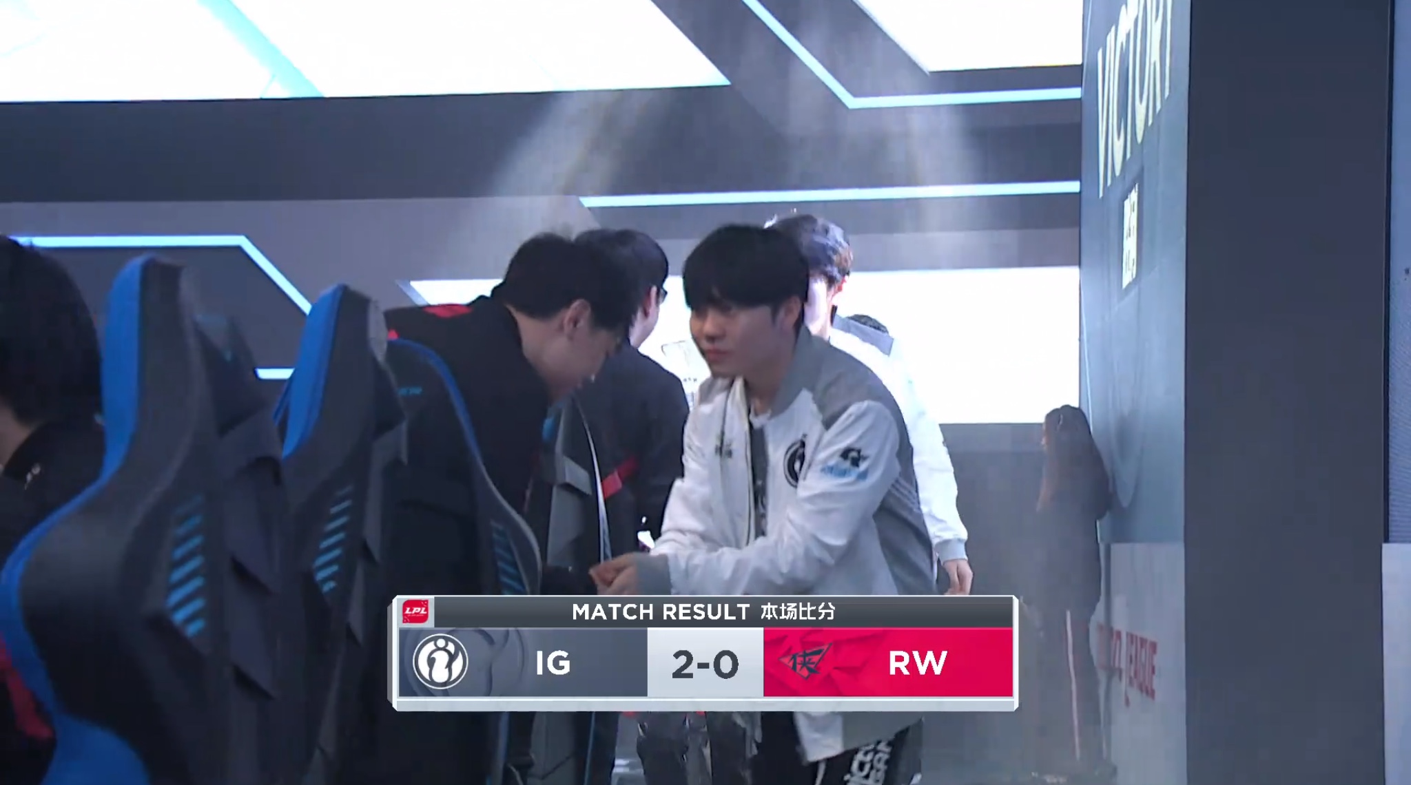 IG三连胜，RW亚索1-8被打自闭，宁王六连MVP被Rookie抢断