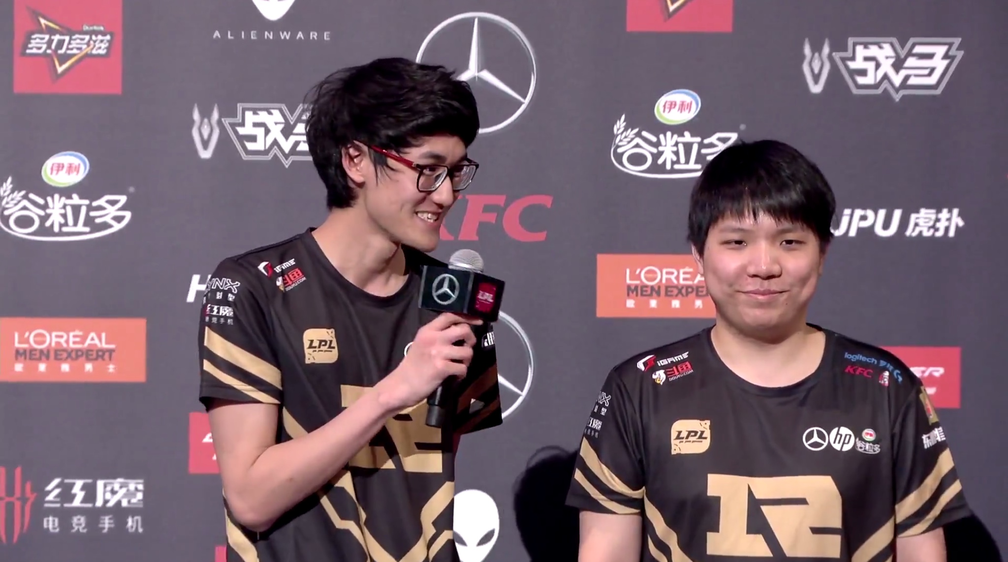 RNG太搞笑，AJ：小虎晚上别经常搞我，卡萨：Letme就是土拔鼠|比赛|主持人|外号_新浪新闻