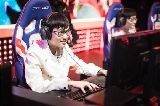 唯一让Faker苦恼的男人：黄金左手Knight宣布正式加入TOP战队！|左手|战队|韩服_新浪新闻