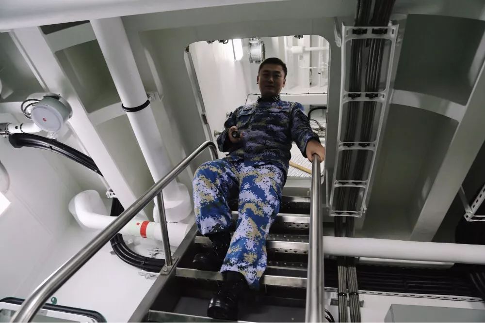 跟拍24小时，052D上的男神终于曝光了！！|张平|舰艇|海军_新浪新闻