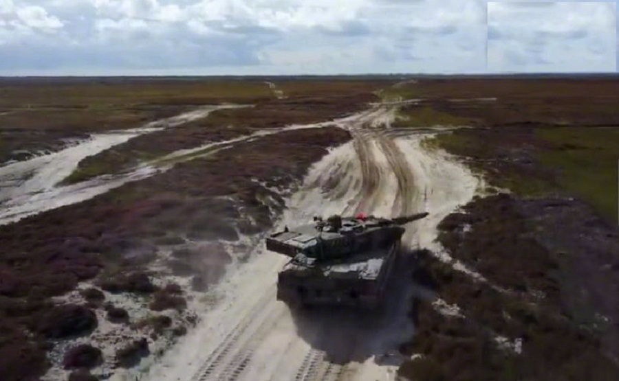 中国99A坦克对俄国T72说：我倒着开车打炮照样秒杀你！