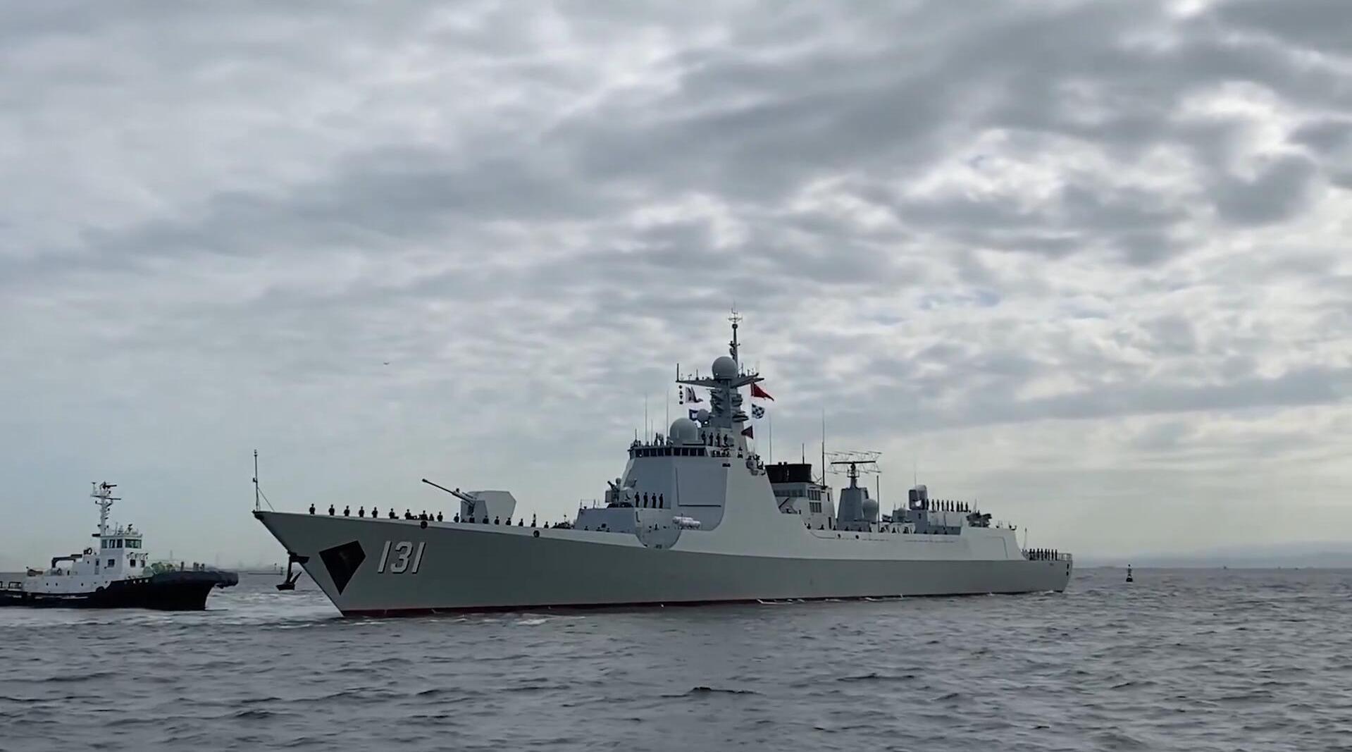 中国海军052D型驱逐舰太原舰，在海上航行的超清唯美镜头！_新浪新闻